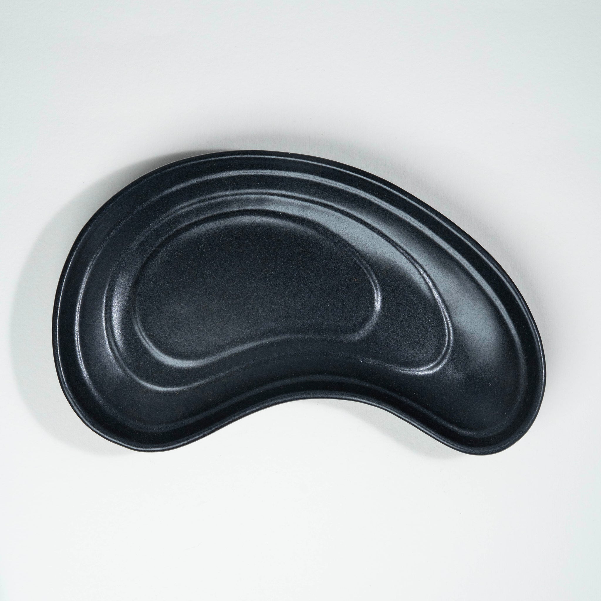 The Shared Table Curved Platter | 11 in | Black
